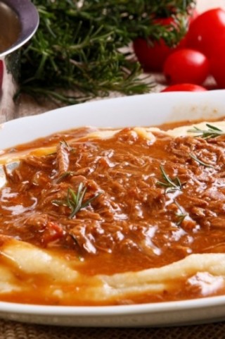 Polenta mole com ragu de carne