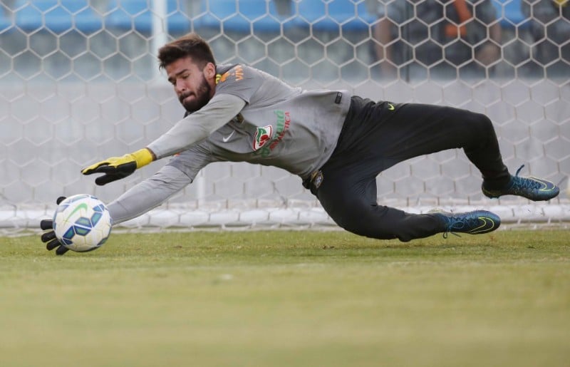 Alisson se consolida como titular do gol no Brasil