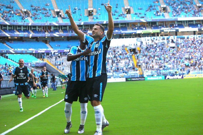 Grêmio vence e segue na liderança