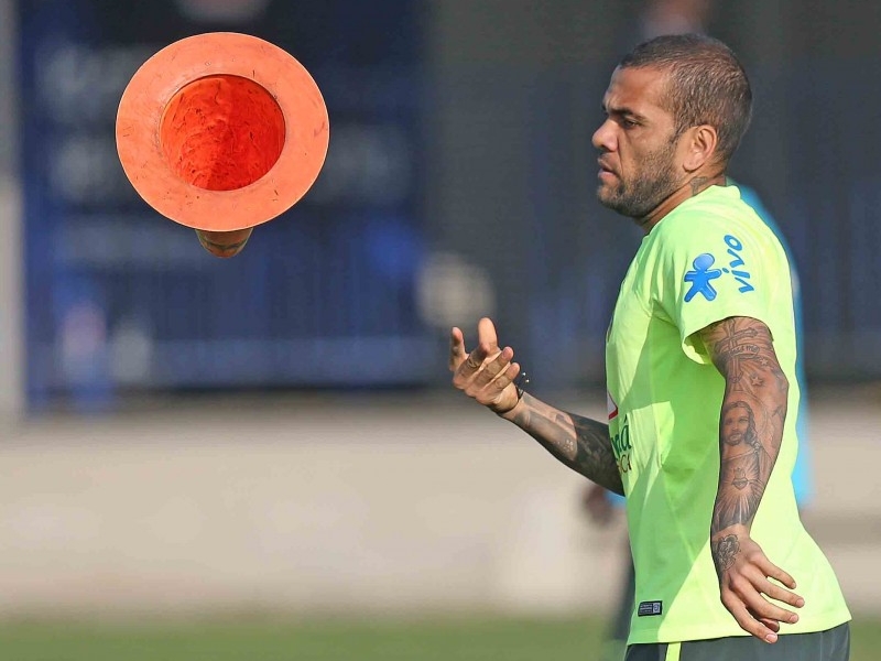 Risco de perder Daniel Alves na Copa América Centenário preocupa Dunga