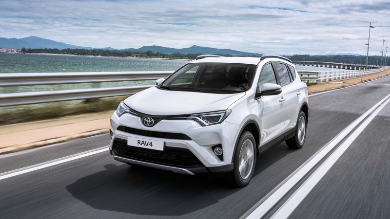 RAV4 chega reestilizado e mais completo à linha 2017