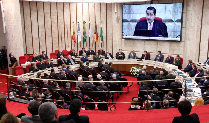 Thompson Flores assume a presidência do TRF4