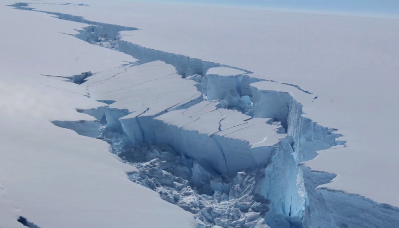 Iceberg se desprende de geleira na Antártica