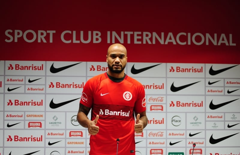 Rodrigo Moledo finalmente é apresentado como reforço colorado