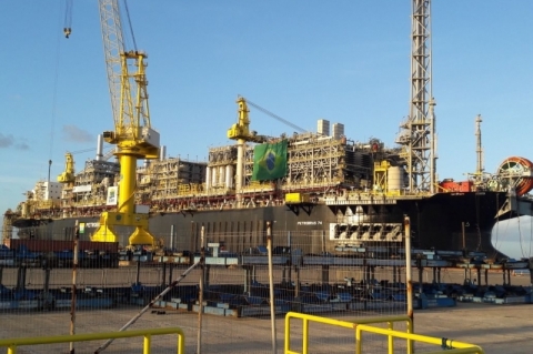 Plataforma P-74 chega à Bacia de Santos