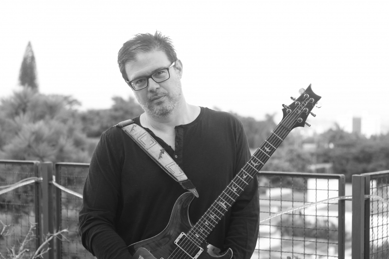 Antonio Flores e Marcelo Corsetti celebrando a guitarra no Sgt. Peppers Pub