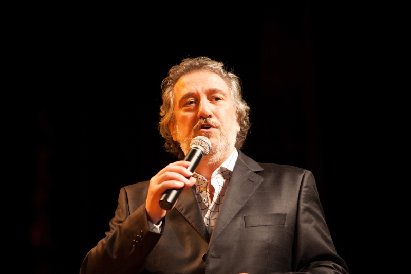 Releitura de uma época: João de Almeida Neto canta Nelson Gonçalves em ...