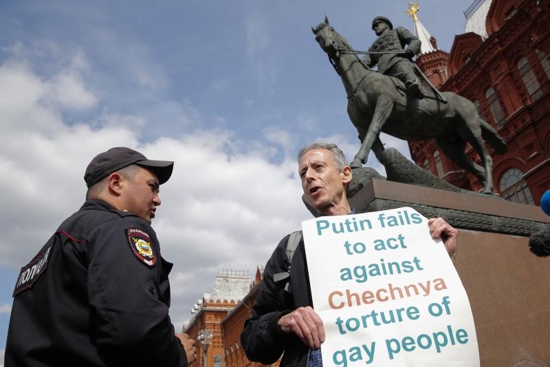 Ativista LGBT é preso na Rússia por protestar contra presidente ...