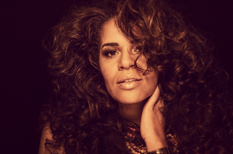 Vencedora do Grammy Latino, Anaadi se apresenta em Porto Alegre