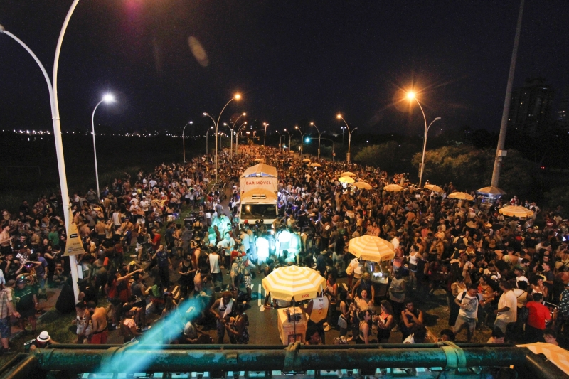 Foliões curtem blocos de rua no fim de semana que antecede o Carnaval