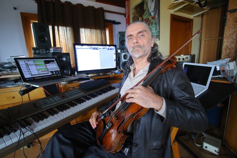 Hique Gomez abre baú de composições em apresentação no Mistura Fina