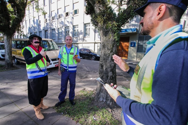 Guri de Uruguaiana vira agente de trânsito por um dia em Porto Alegre