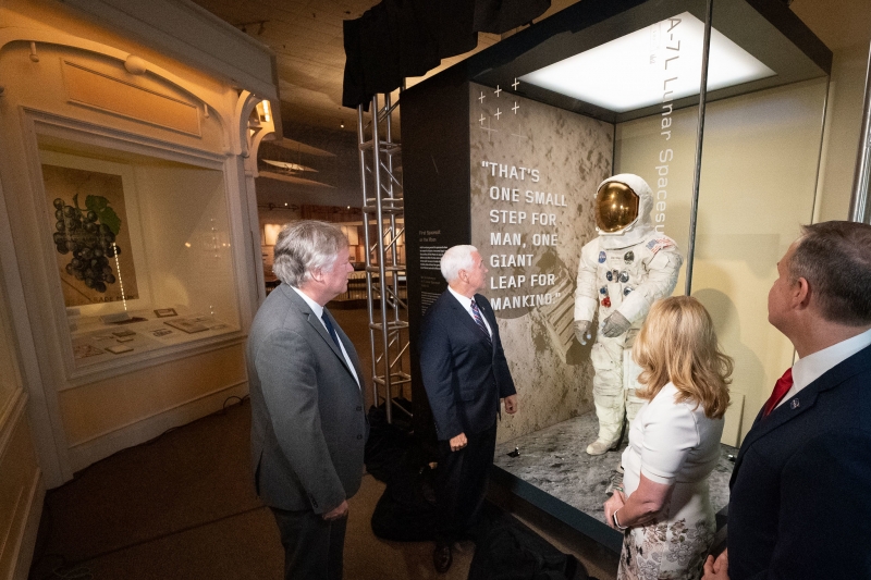 Traje utilizado por Neil Armstrong para caminhar na Lua volta a ser exibido
