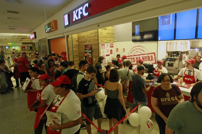 Fila marca primeiro dia de operação do KFC em shopping de Porto Alegre