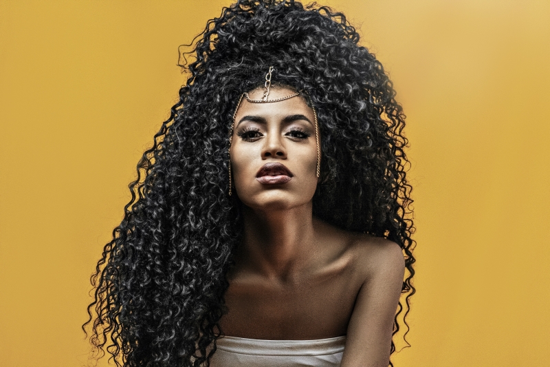 Monique Brito lança seus primeiros videoclipes com show no Café Fon Fon