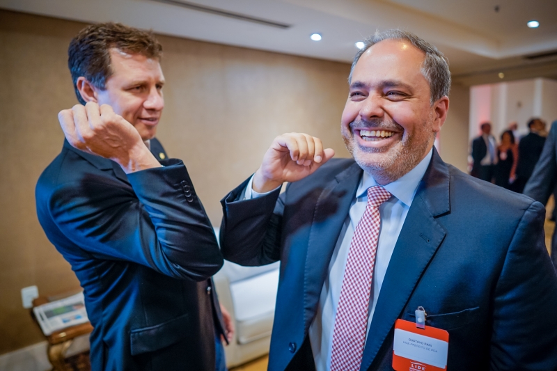 Rindo pelos cotovelos