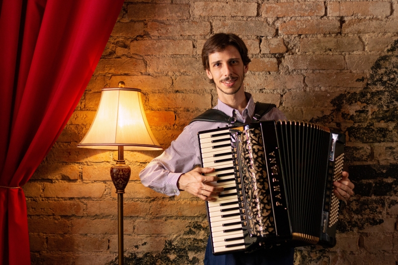 'Serenata na janela' com música popular e jazz ao acordeon
