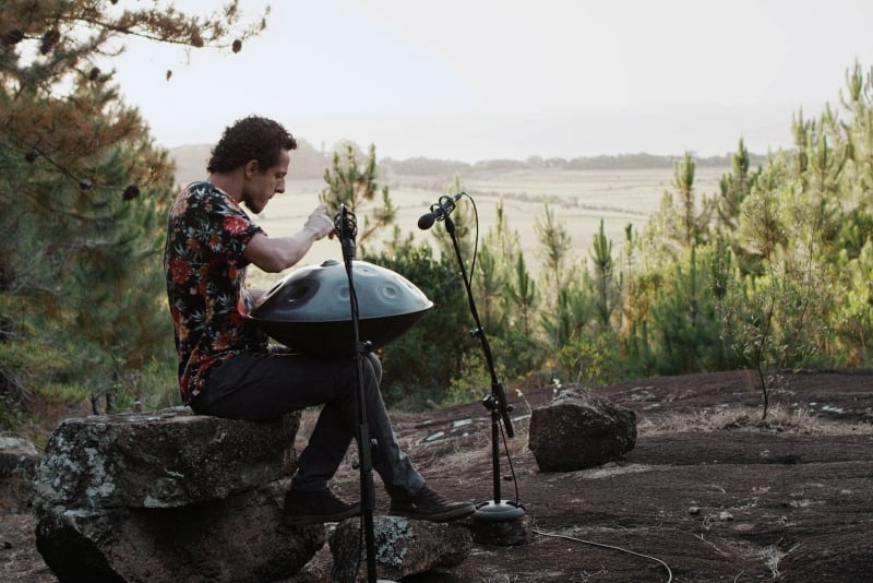 Mestre no Handpan, Alexandre Lora apresenta single gravado na floresta
