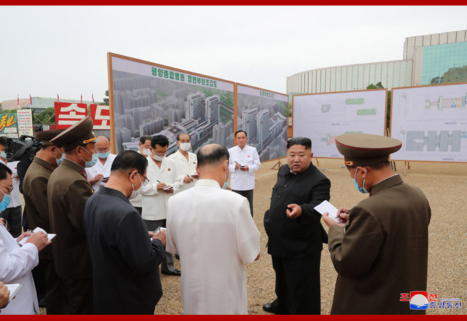 Sem máscara, Kim Jong Un visita construção de hospital na Coreia do Norte