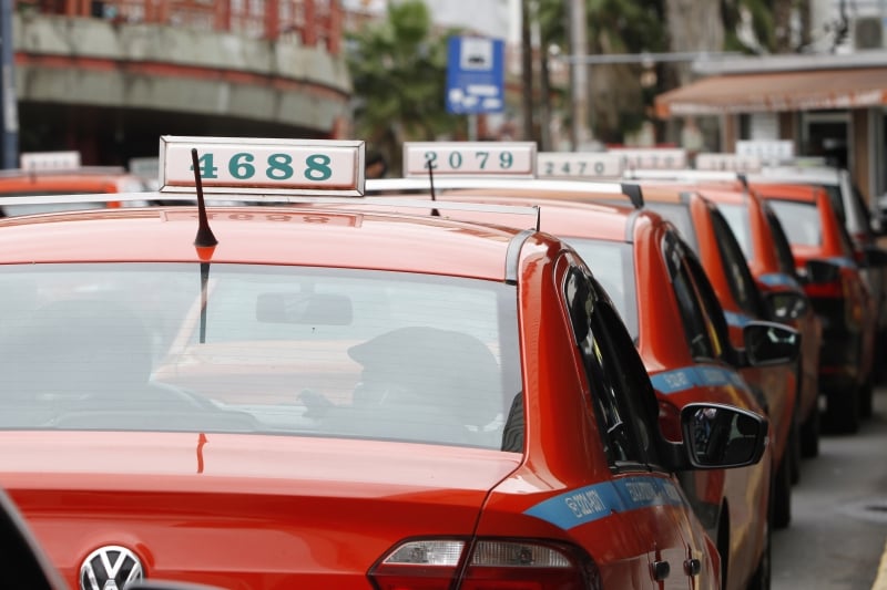 Aprovado projeto que permite táxis e escolares usarem faixa azul