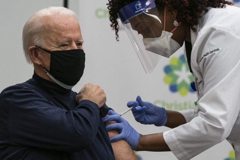 Biden recebe primeira dose da vacina da Pfizer contra a Covid-19
