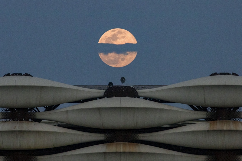 Primeira 'superlua' de 2021 domina o céu e é vista em vários países