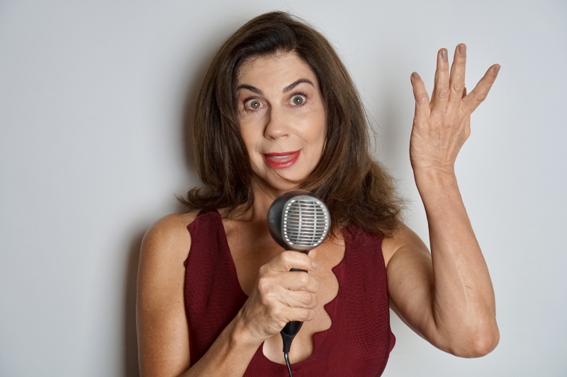 Angela Dippe brinca com o novo normal no Porto Verão Alegre