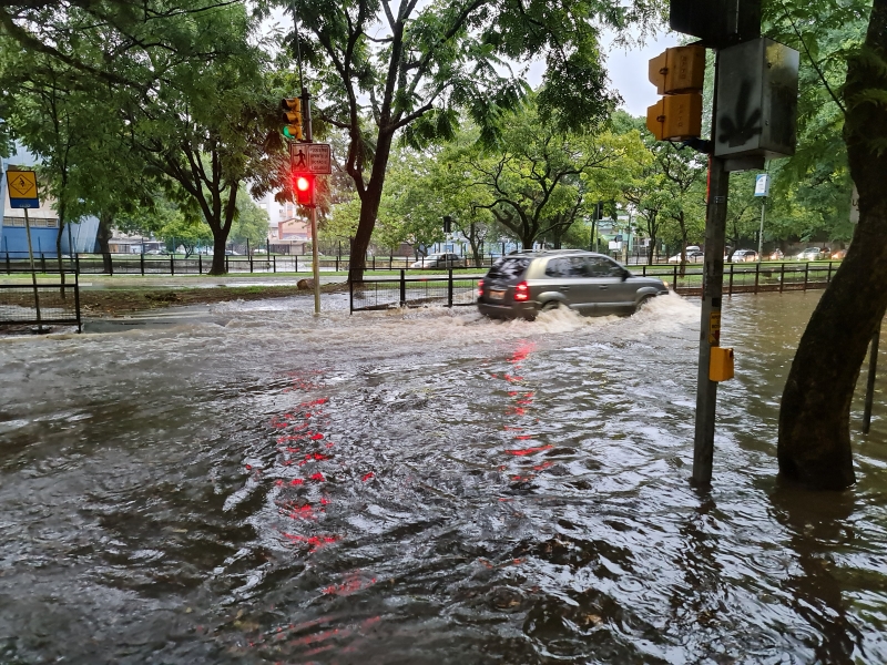 Chuva traz alívio, mas alaga ruas na Capital