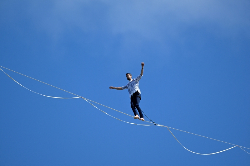 Equilibrista francês tenta bater recorde mundial no slackline