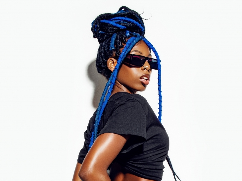 MC Soffia sobe ao palco do Agulha para uma performance com a rapper Cristal