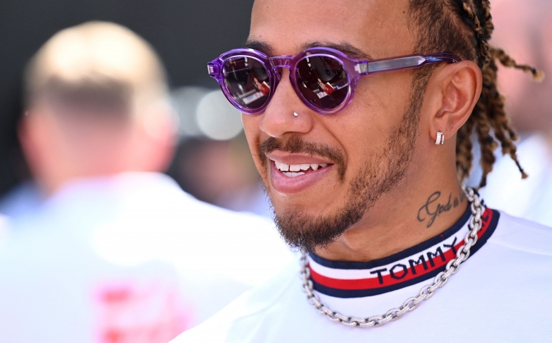 FIA estende prazo para Lewis Hamilton retirar piercing do nariz