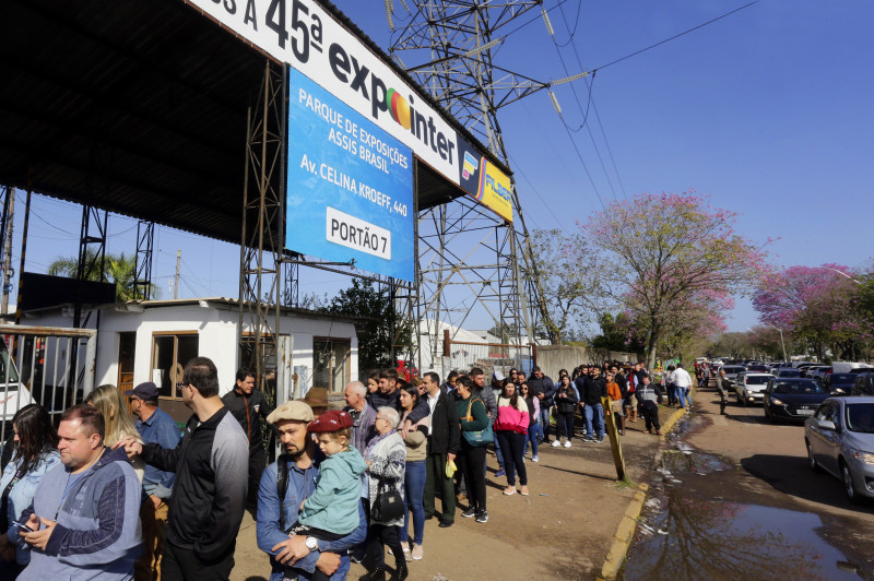 Último dia da Expointer começa com filas nos acessos e estacionamentos