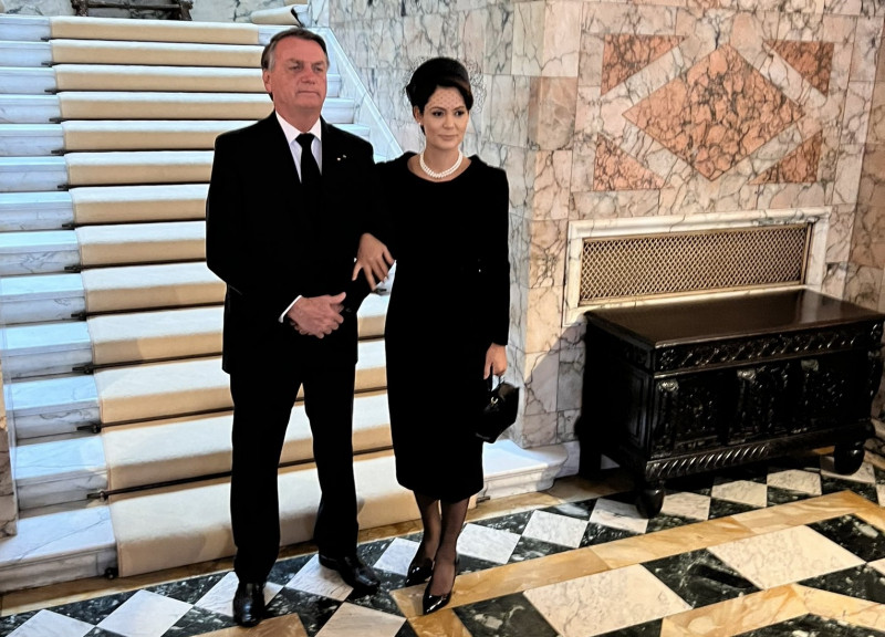 Bolsonaro visita o caixão e presta homenagem à rainha Elizabeth 2ª em ...