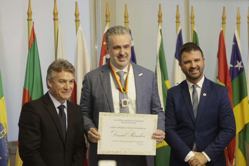 Presidente das Empresas Randon recebe Medalha do Mérito Farroupilha