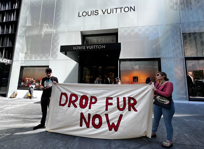 Louis Vuitton em Nova York é alvo de protesto contra uso de pele de animais