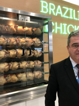 Galeteria instalada na Feira de Anuga divulga frango brasileiro