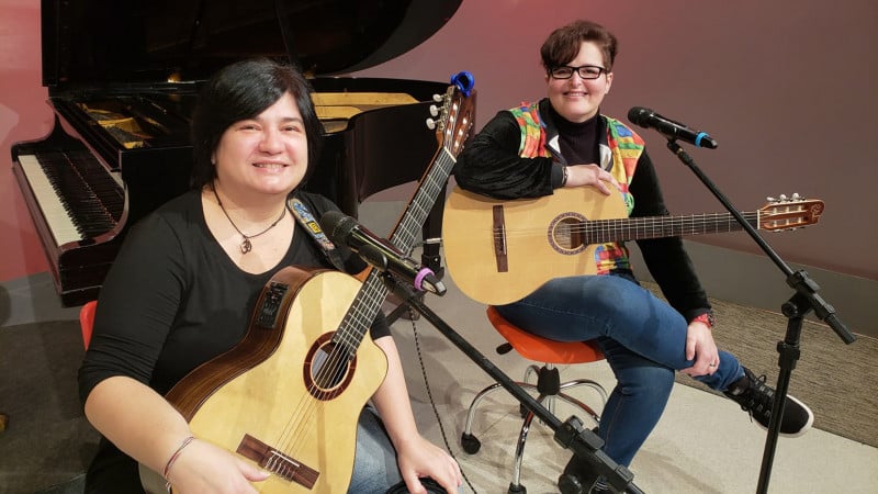 Andrea Perrone e Chris Amoretti se apresentam no Café Fon Fon nesta quarta