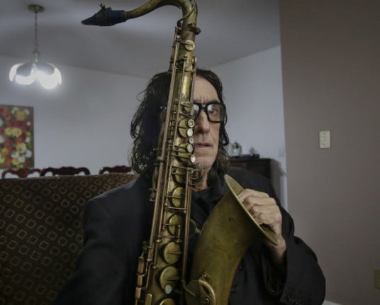 King Jim, saxofonista e lenda dos Garotos da Rua, diz-se renovado pelo rock 'n' roll