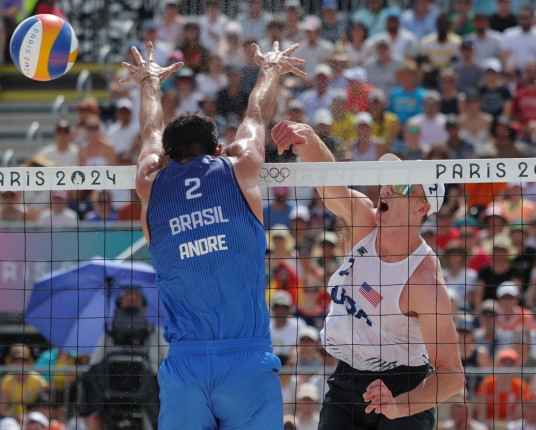Brasileiros perdem e se complicam na busca pela vaga no vôlei de praia