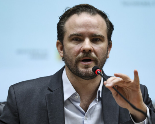 Preço do petróleo tende a subir com ataque dos EUA ao Irã, afirma Durigan