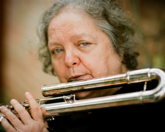 Léa Freire lança documentário e faz show no Espaço 373