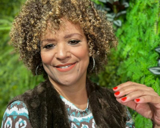 Cláudia Iüng lança primeiro livro 'Do Casulo à Liberdade' no Terezas Café