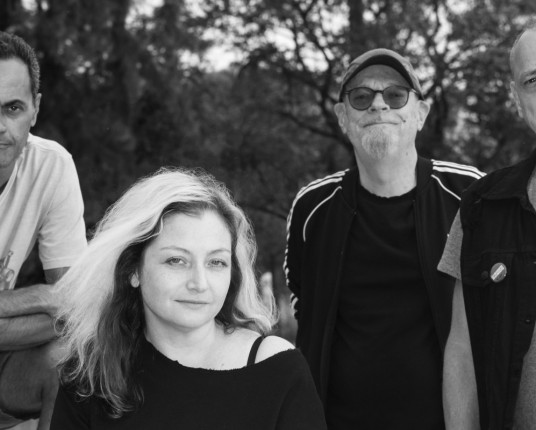 Ocidente faz festa punk natalina com Os Replicantes