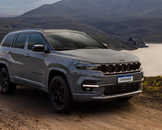 Versão Blackhawk eleva esportividade e elegância de Commander e Compass