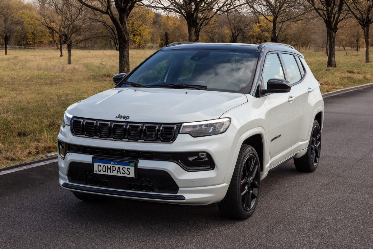 Versão Blackhawk eleva esportividade e elegância de Commander e Compass