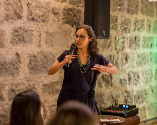 'Apenas 25,5% das mulheres se reconhecem como líderes, refletindo um ...