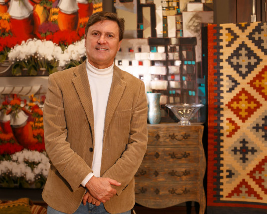 Nicholas Bublitz lança guia informativo sobre tapetes orientais