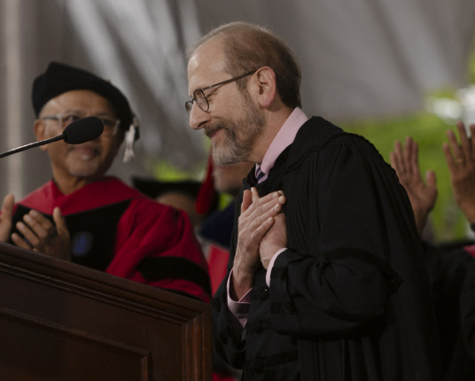 Em recado a Trump, reitor de Harvard saúda presença de alunos ...