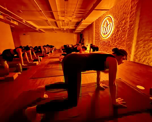 Porto Alegre ganha primeira arena wellness com estúdio de hot yoga a 40 ...