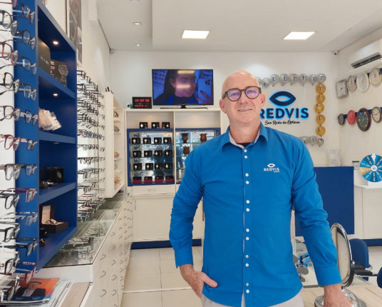 Redvis atualiza layout de óticas e lança marcas próprias